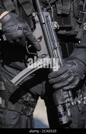 eine Polizei Heckler und Koch mp5 Sturmgewehr und ein Special-Forces ...