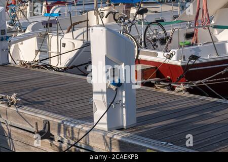 Ladestation Stromversorgung für Boote im Yachthafen Steg. Elektrische ...