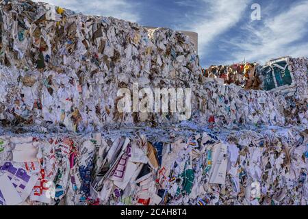 Schweden, Orebro, 24.02.2020: Ballen aus Karton und Karton. Altpapier ...