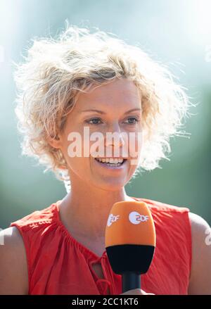 Annika ZIMMERMANN, ZDF-Sportmoderatorin, bei einem Rundkurs im Manfort ...