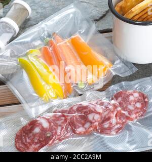 Gepackte Salami-Wurst aus der Nähe auf einem weißen, isolierten ...