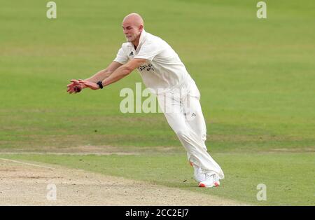 Zak Chappell von Nottinghamshire nimmt den Fang, um Josh Bohannon von ...
