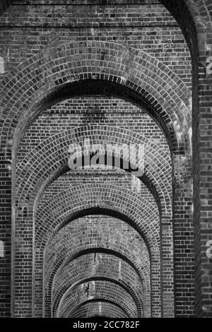 Das Ouse Valley Viaduct (Balcombe Viaduct), das die London-Brighton ...