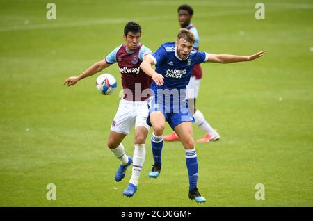 Aaron Drinan von Ipswich Town (links) und Alfie Lewis von West Ham ...