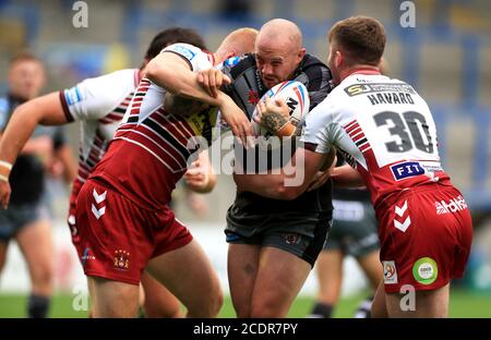 Wigan Warriors Joe Bullock ist von Leeds Rhinos Liam Sutcliffe (links ...