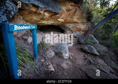 Bloodwood Cave an Sandsteinklippen im Cania Gorge National Park ...