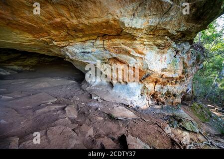 Bloodwood Cave an Sandsteinklippen im Cania Gorge National Park ...