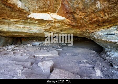 Bloodwood Cave an Sandsteinklippen im Cania Gorge National Park ...