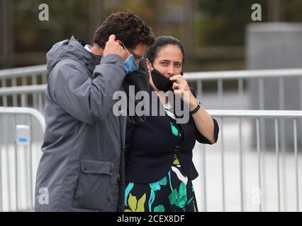 Verkehrsminister Eamon Ryan (Mitte) mit Sonya Kavanagh (links ...