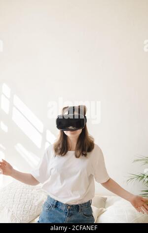 Glückliche Frau im Studio erhält die Erfahrungen mit VR-Brille virtual ...