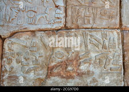 Hethitische Hieroglyphe Tafel aus einer Kultkammer 2, gebaut von ...