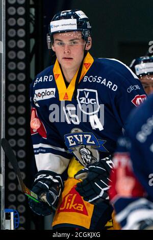 Gregory Hofmann # 15 (EV Zug), Nick Shore # 37 (EV Zug), Livio Stadler ...