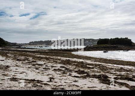 Blick auf Hugh Town vom Porthloo Beach, St Mary's, Isles of Scilly ...