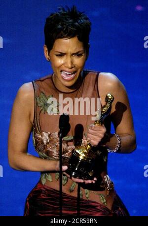 Halle Berry mit ihrem Preis für die beste Schauspielerin für den Film ...