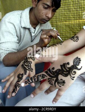 Indische Mädchen mit Mehndi auf Händen. Mehndi ist die Anwendung von Henna als eine temporäre ...