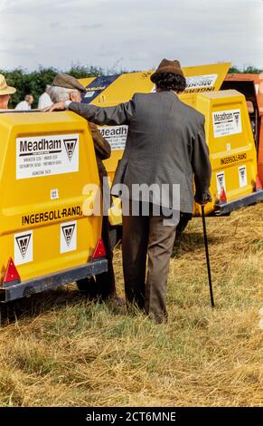 Versteigerung von Maschinen und Anlagen auf einem Feld in der Nähe von ...