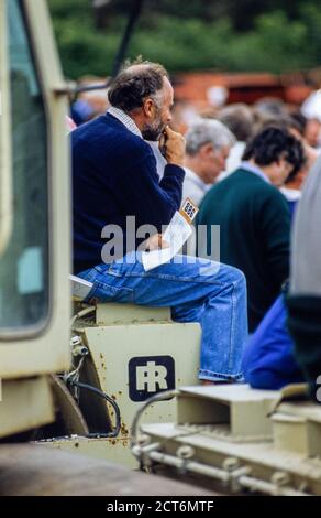 Versteigerung von Maschinen und Anlagen auf einem Feld in der Nähe von ...