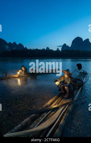 Auf diesem undatierten Foto, ein alter Fischer und seine Kormoran ...