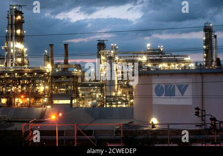 Wien, Schwechat, Raffinerie, Dämmerung Stockfotografie - Alamy