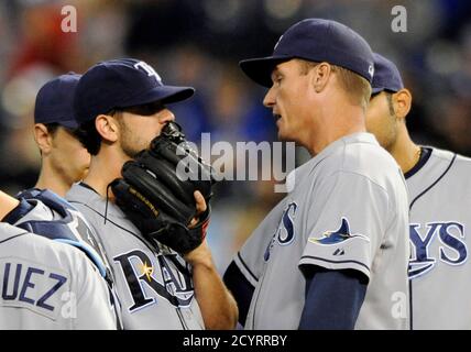 Tampa Bay Rays Pitching Coach Jim Hickey (48) trifft sich mit Pitchers ...