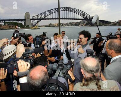 Sacha Baron Cohen/Borat posiert für Fotografen während der Fototermin ...