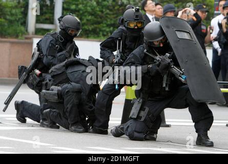 Polizei SWAT-Team bei einer Übung. Anti-Terrorismus und Kriminalität ...