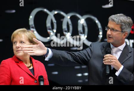 Bundeskanzlerin Angela Merkel, Rupert Stadler (L), CEO von Audi und ...