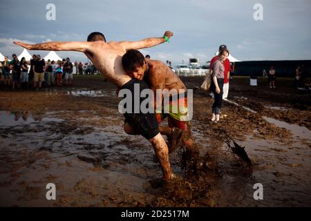 Festivalbesucher spielen im Schlamm während des Oxegen Festivals 2008 ...