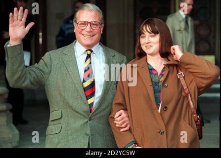 Oliver Reed mit Frau Josephine Burge auf ihre Hochzeit Tag Epsom Surrey ...