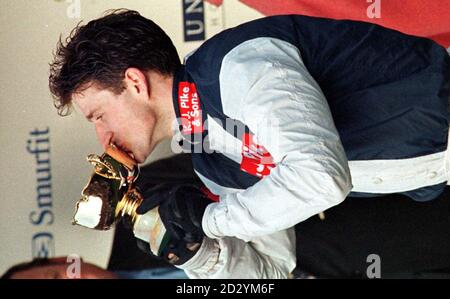 Cool Dawn und Jockey Andy Thornton kehren nach ihrem Sieg im Cheltenham ...