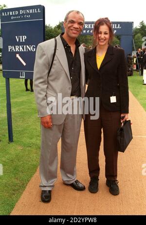 PA NEWS FOTO 14/6/98 SCHAUSPIELER PETER HOWITT UND EHEFRAU AT DAS ...
