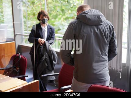 Bonn, Deutschland. Oktober 2020. Der Kläger (r), ein Bundeswehrsoldat ...