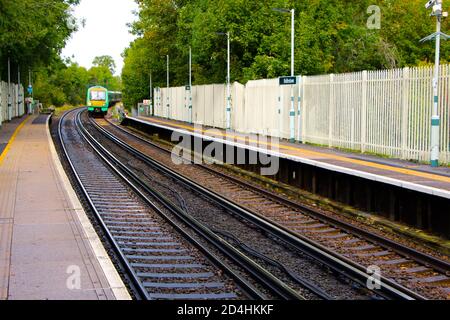 Riddlesdown Station am frühen Morgen mit leeren Bahnsteigen, die auf ...