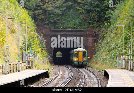 Riddlesdown Station am frühen Morgen mit leeren Bahnsteigen, die auf ...