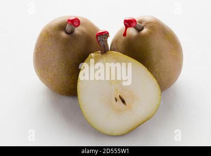 Grüne Birne mit rotem Siegelwachs am Stiel Stockfotografie - Alamy