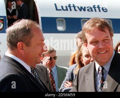 Bundesverteidigungsminister Volker Rühe schmückt Hartmut Bagger ...