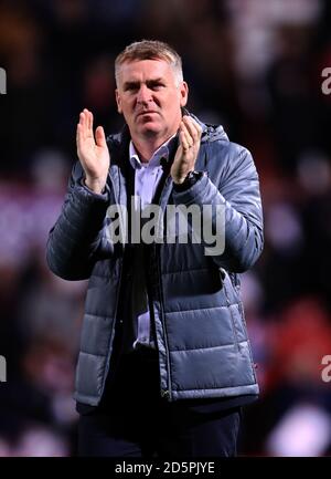 Brentford manager Dean Smith begrüßt die Fans vor dem Kick-off in der ...