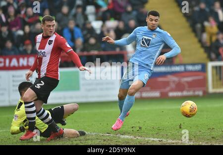 Der Max Biamou (rechts) von Coventry City wird vom Jimmy Dunne von ...