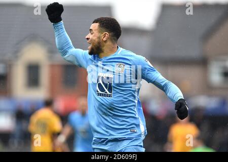 Der Max Biamou von Coventry City feiert mit Teamkollege das erste Tor ...