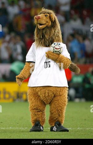 Das offizielle Maskottchen Goleo VI der Fußball-Weltmeisterschaft in ...