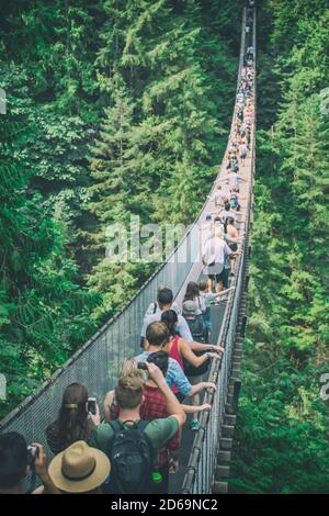 Der Mensch ist entlang einer Hängebrücke über einem Abgrund. In Jalta ...
