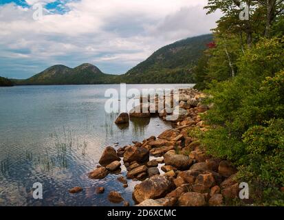 Blick über Jordan Pond in Richtung Bubbles Mountains, Acadia National ...