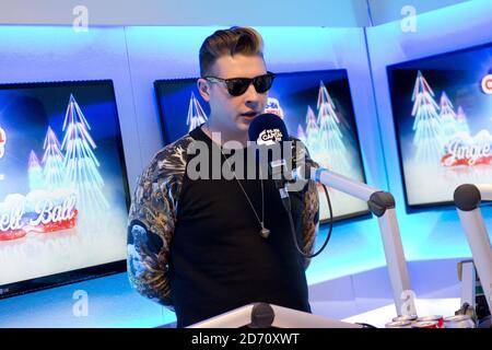 John Newman wird von den Moderatoren Kat Shoob und Rich Clarke ...