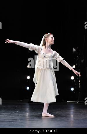 Edwina Booth Clibborn, 14 Jahre alt, spielt Schneewittchen auf der ...