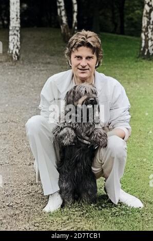 Ulli Martin, deutscher Schlagersänger, mit Freundin und Torte in ...