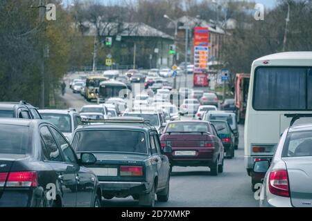 Viele Autos auf der Straße Blick auf die Stadt von oben Stockfotografie ...