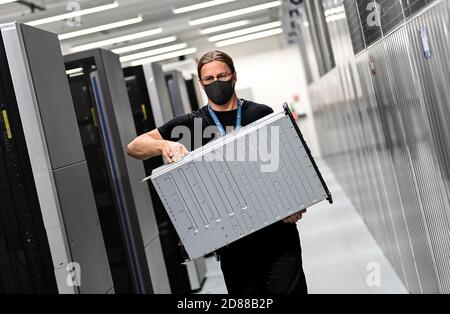 Berlin, Deutschland. Oktober 2020. Systemverwalter Alexander Landmann ...
