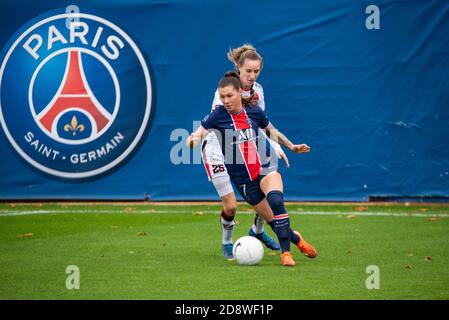 Julie Piga vom FC Fleury 91 und Mathilde Bourdieu vom Pariser FC ...