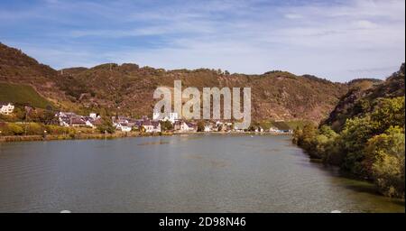 Blick auf die kleine Stadt Treis-Karden an der Mosel. Rheinland-Pfalz ...