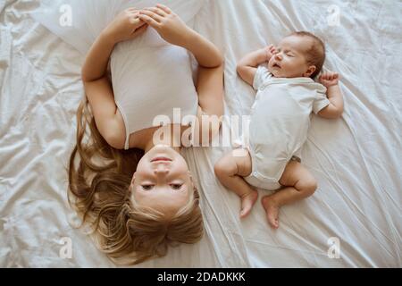 Süße kleine Schwester und Bruder schlafen im Bett zu Hause Stockfotografie - Alamy